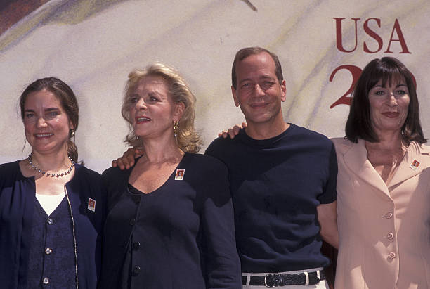 INTERESTING FACTS ABOUT LESLIE BOGART BIOGRAPHY - TodayTop24